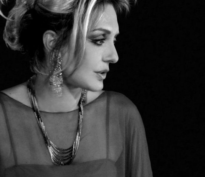 Googoosh Pays Tribute to Dead Iranian Protesters In Sold-Out Paris Mega ...
